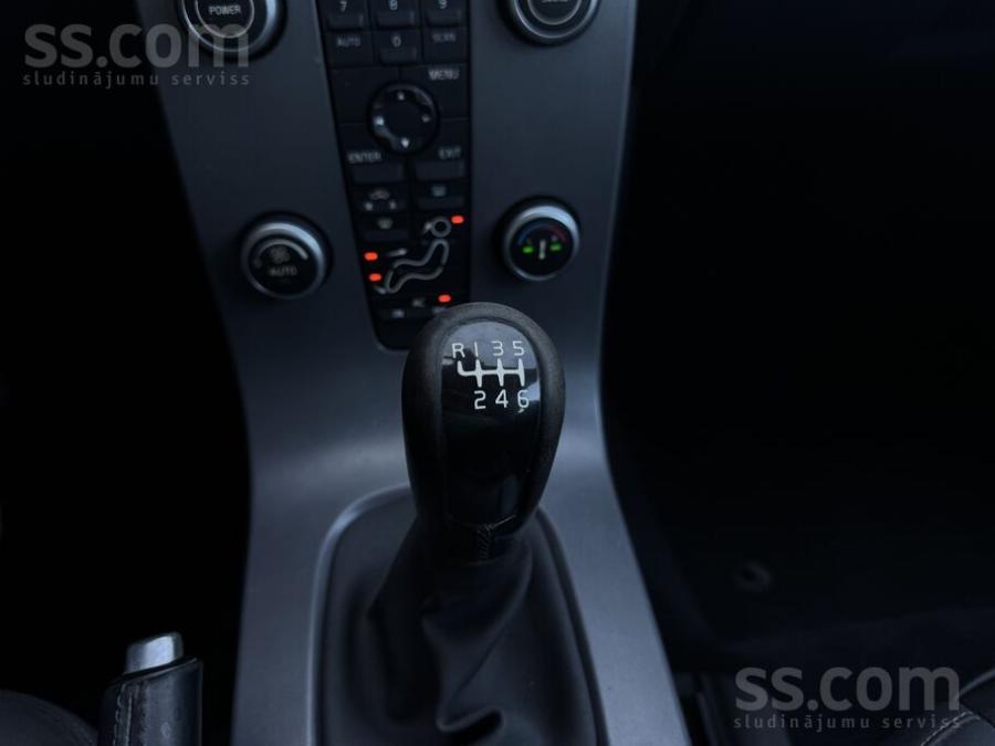 Grey Volvo V50 2007 in Riga, with an engine capacity of 2.00 L and mileage of 351 thousand km for 1580 €, photo 23 on AUTOMOTO.COM.LV