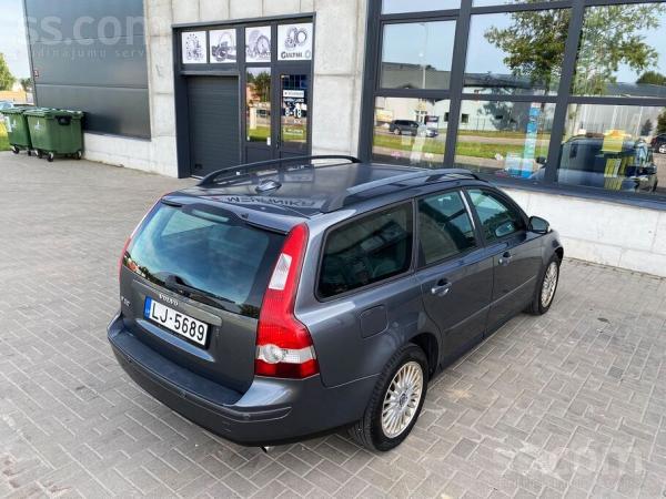 Grey Volvo V50 2007 in Cesis, with an engine capacity of 2.40 L and mileage of 325 thousand km for 2699 €, photo 9 on AUTOMOTO.COM.LV