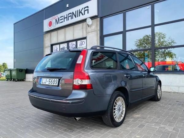 Grey Volvo V50 2007 in Cesis, with an engine capacity of 2.40 L and mileage of 325 thousand km for 2699 €, photo 8 on AUTOMOTO.COM.LV