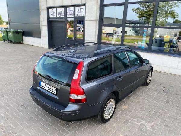 Grey Volvo V50 2007 in Cesis, with an engine capacity of 2.40 L and mileage of 325 thousand km for 2699 €, photo 9 on AUTOMOTO.COM.LV