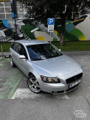 Pelēks Volvo V50 2007 Klaipėda, ar dzinēja tilpumu 2.00 L un nobraukumu 373 tūkst. km par 1999 €, foto  vietnē AUTOMOTO.COM.LV