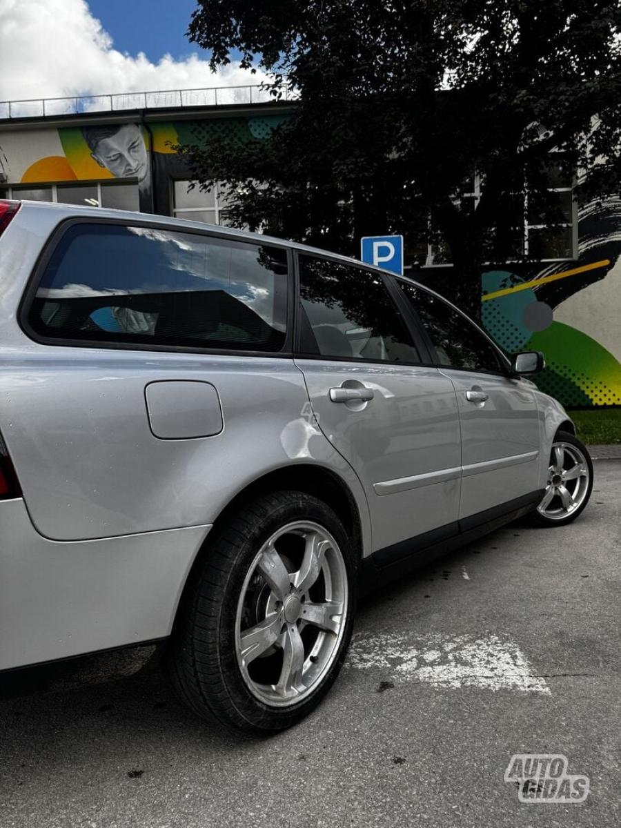 Pelēks Volvo V50 2007 Klaipėda, ar dzinēja tilpumu 2.00 L un nobraukumu 373 tūkst. km par 1999 €, foto 9 vietnē AUTOMOTO.COM.LV