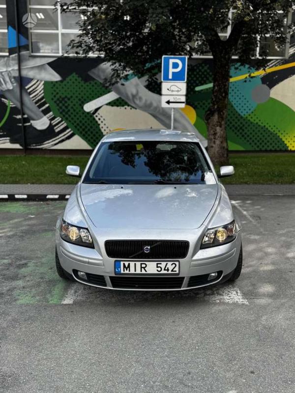 Volvo V50 2007 in Klaipeda on AUTOMOTO.COM.LV Grey Volvo V50 2007 in Klaipeda, with an engine capacity of 2.00 L and mileage of 372 thousand km for 1700 €, photo 3 on AUTOMOTO.COM.LV