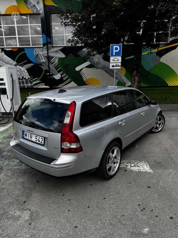 Volvo V50 2007 in Klaipeda on AUTOMOTO.COM.LV Grey Volvo V50 2007 in Klaipeda, with an engine capacity of 2.00 L and mileage of 372 thousand km for 1700 €, photo 7 on AUTOMOTO.COM.LV