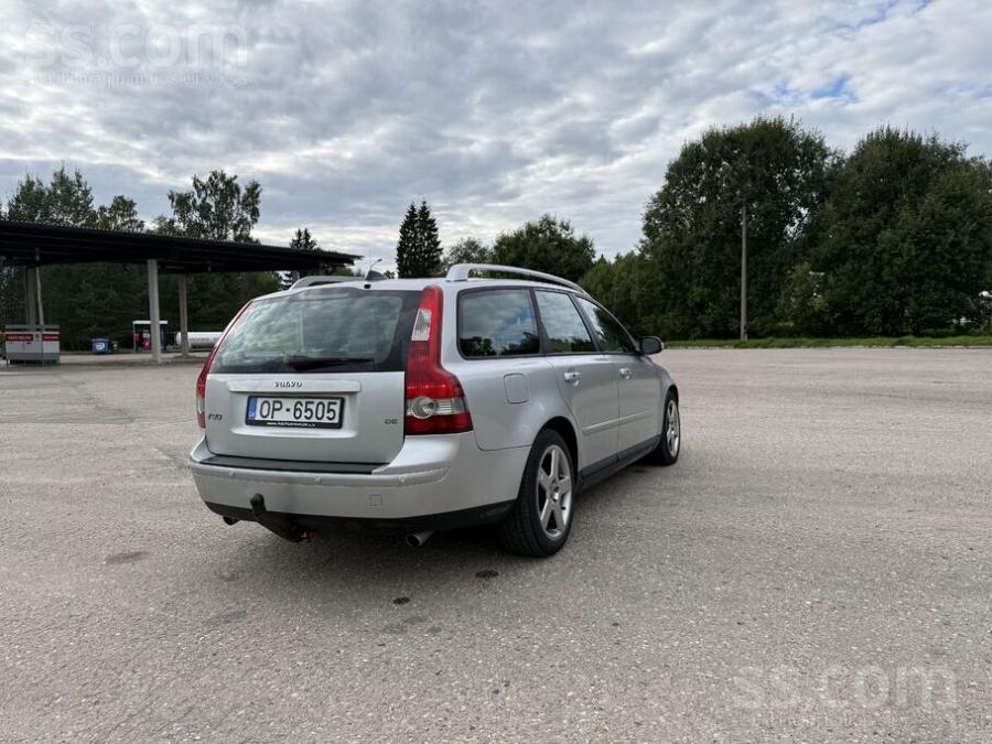 Grey Volvo V50 2007 in Madona, with an engine capacity of 2.40 L and mileage of 295 thousand km for 2100 €, photo 4 on AUTOMOTO.COM.LV