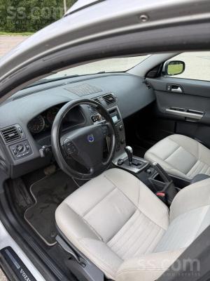 Grey Volvo V50 2007 in Madona, with an engine capacity of 2.40 L and mileage of 295 thousand km for 2100 €, photo 7 on AUTOMOTO.COM.LV