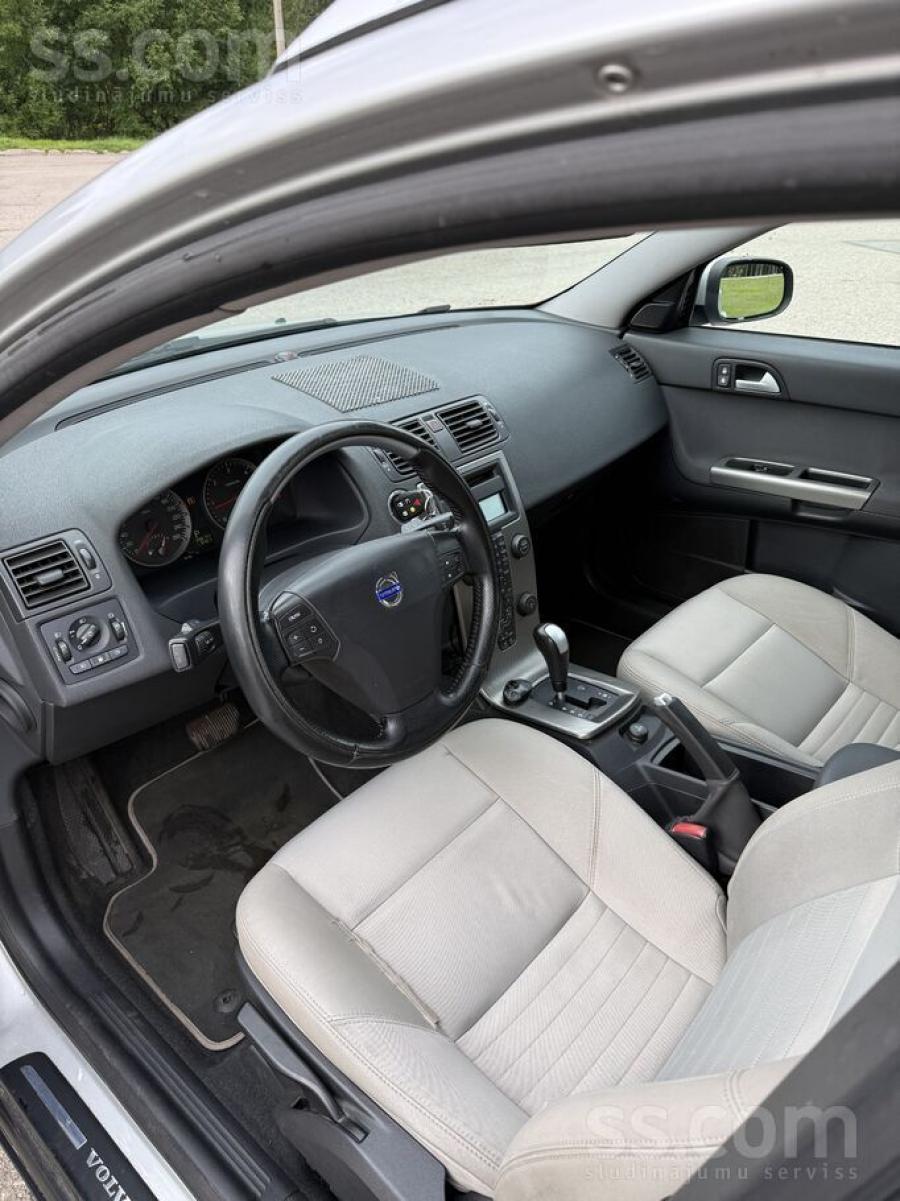 Grey Volvo V50 2007 in Madona, with an engine capacity of 2.40 L and mileage of 295 thousand km for 2100 €, photo 7 on AUTOMOTO.COM.LV