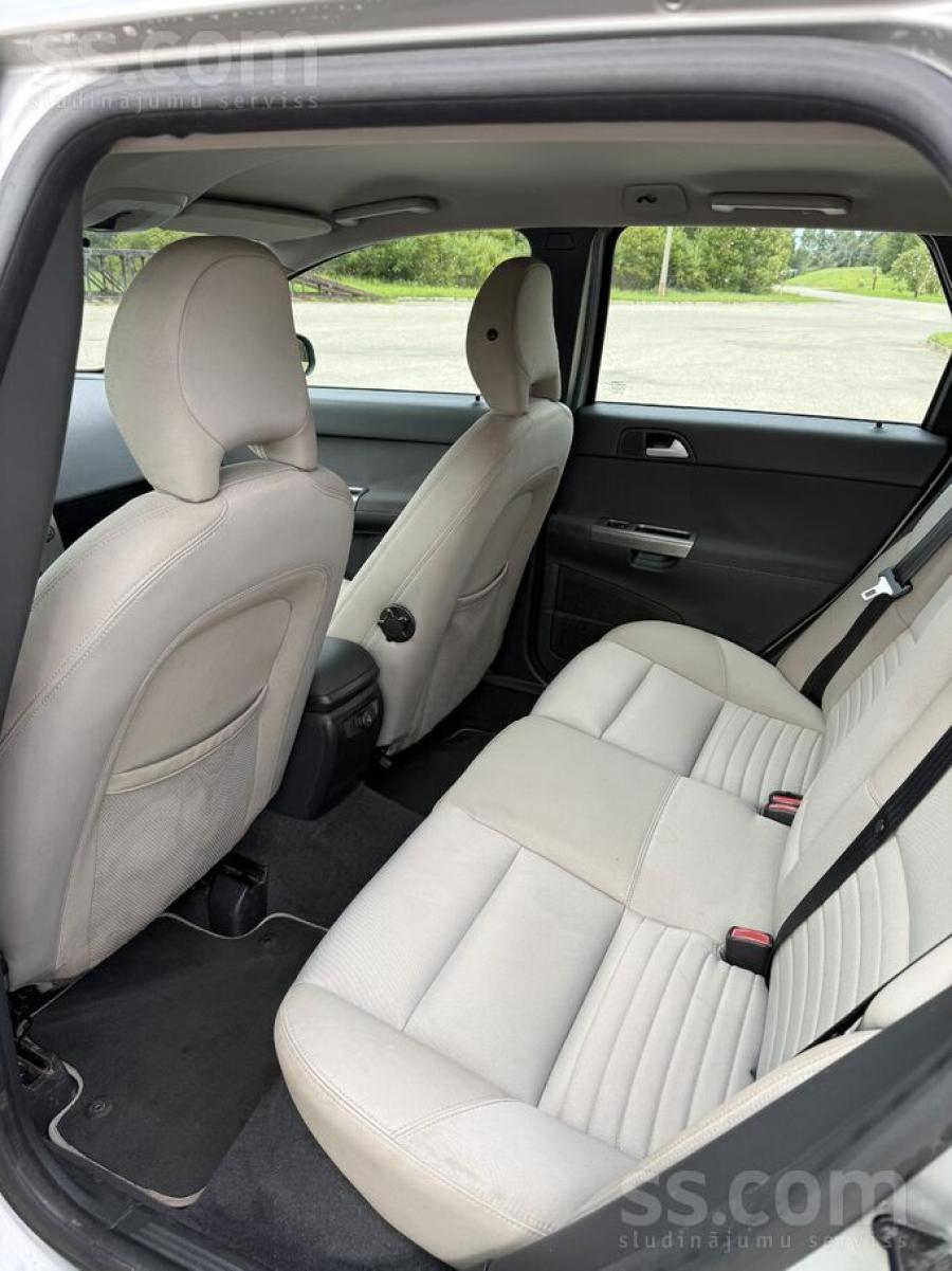 Grey Volvo V50 2007 in Madona, with an engine capacity of 2.40 L and mileage of 295 thousand km for 2100 €, photo 8 on AUTOMOTO.COM.LV