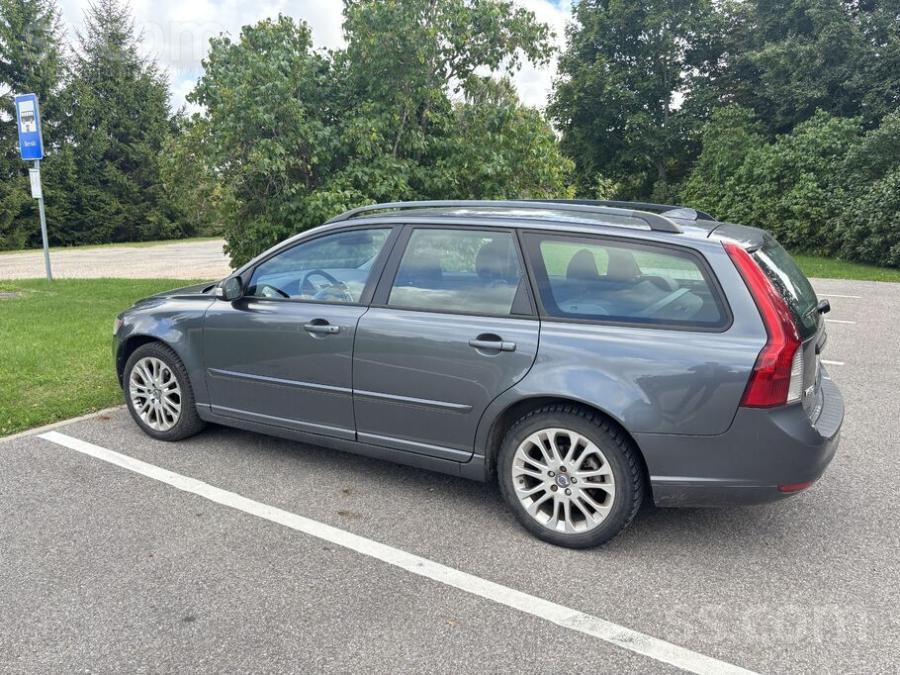 Grey Volvo V50 2007 in Liepaja, with an engine capacity of 2.00 L and mileage of 287 thousand km for 1300 €, photo 1 on AUTOMOTO.COM.LV