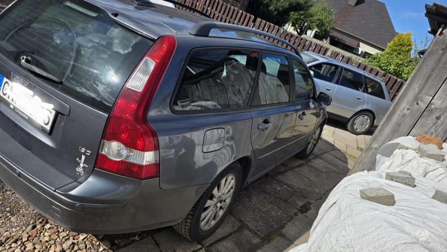 Grey Volvo V50 2007 in Kaunas, with an engine capacity of 1.60 L and mileage of 300 thousand km for 1400 €, photo 5 on AUTOMOTO.COM.LV