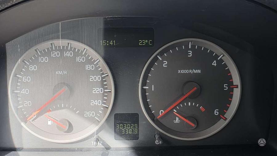 Grey Volvo V50 2007 in Kaunas, with an engine capacity of 1.60 L and mileage of 300 thousand km for 1400 €, photo 9 on AUTOMOTO.COM.LV