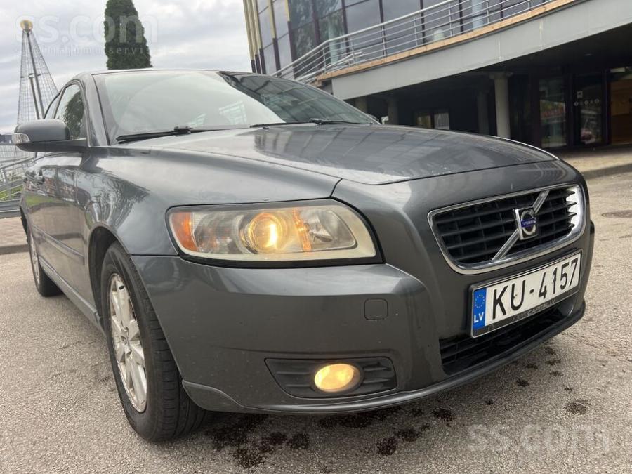 Grey Volvo V50 2007 in Riga, with an engine capacity of 2.00 L and mileage of 445 thousand km for 1590 €, photo 1 on AUTOMOTO.COM.LV