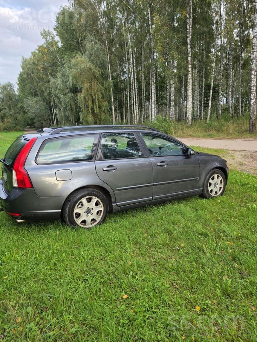 Pelēks Volvo V50 2007 Rīga, ar dzinēja tilpumu 2.40 L un nobraukumu 280 tūkst. km par 2100 €, foto 4 vietnē AUTOMOTO.COM.LV