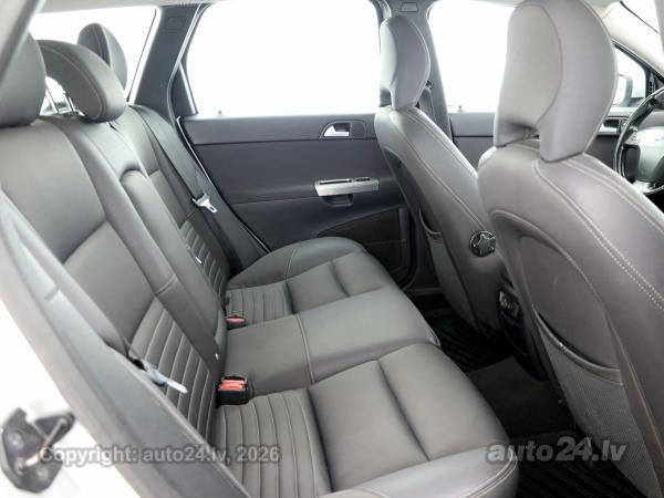 Volvo V50 2007 in Tallinn on AUTOMOTO.COM.LV Grey Volvo V50 2007 in Tallinn, with an engine capacity of 2.00 L and mileage of 266 thousand km for 1499 €, photo 8 on AUTOMOTO.COM.LV