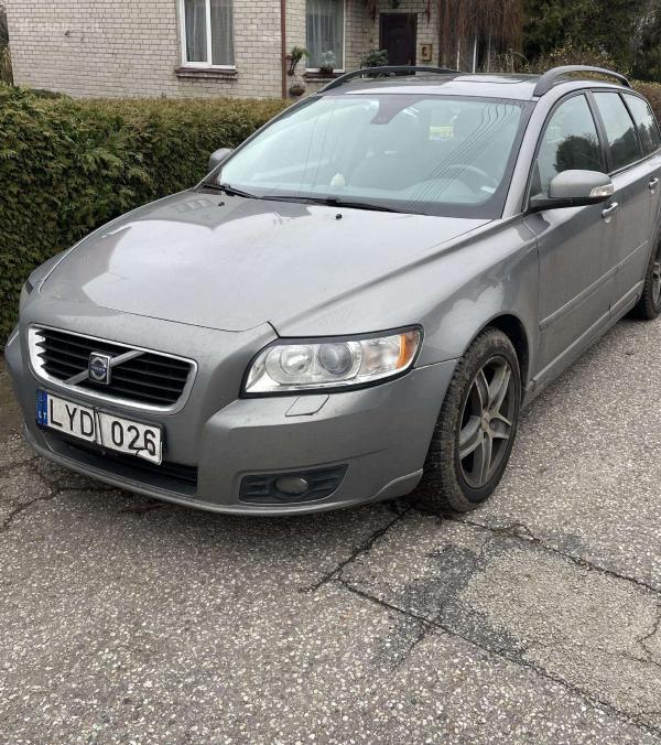 Pelēks Volvo V50 2008 Marijampole, ar dzinēja tilpumu 2.40 L un nobraukumu 345 tūkst. km par 900 €, foto 2 vietnē AUTOMOTO.COM.LV