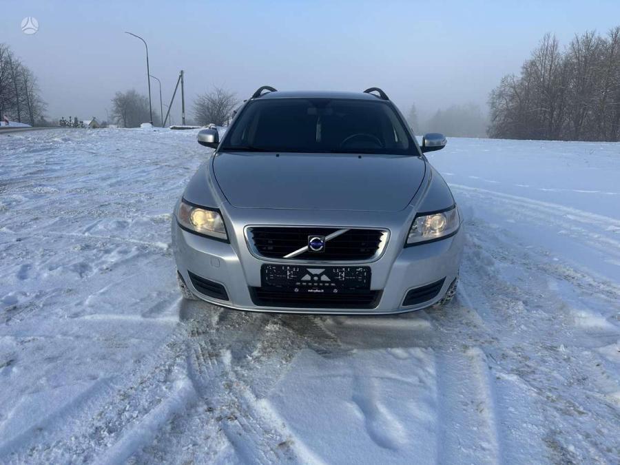 Grey Volvo V50 2008 in Siauliai, with an engine capacity of 1.56 L and mileage of 284 thousand km for 2550 €, photo 2 on AUTOMOTO.COM.LV