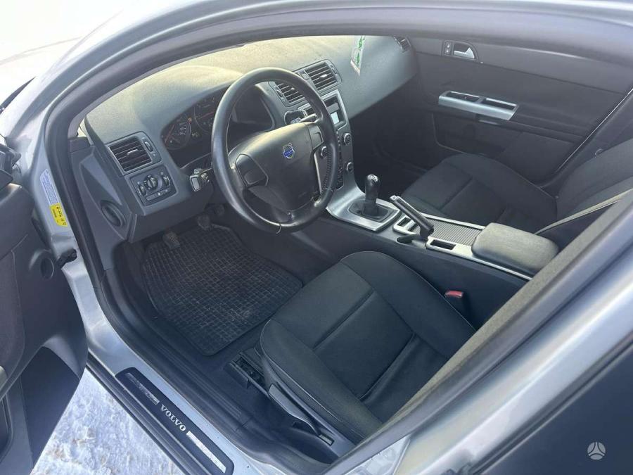Grey Volvo V50 2008 in Siauliai, with an engine capacity of 1.56 L and mileage of 284 thousand km for 2550 €, photo 13 on AUTOMOTO.COM.LV