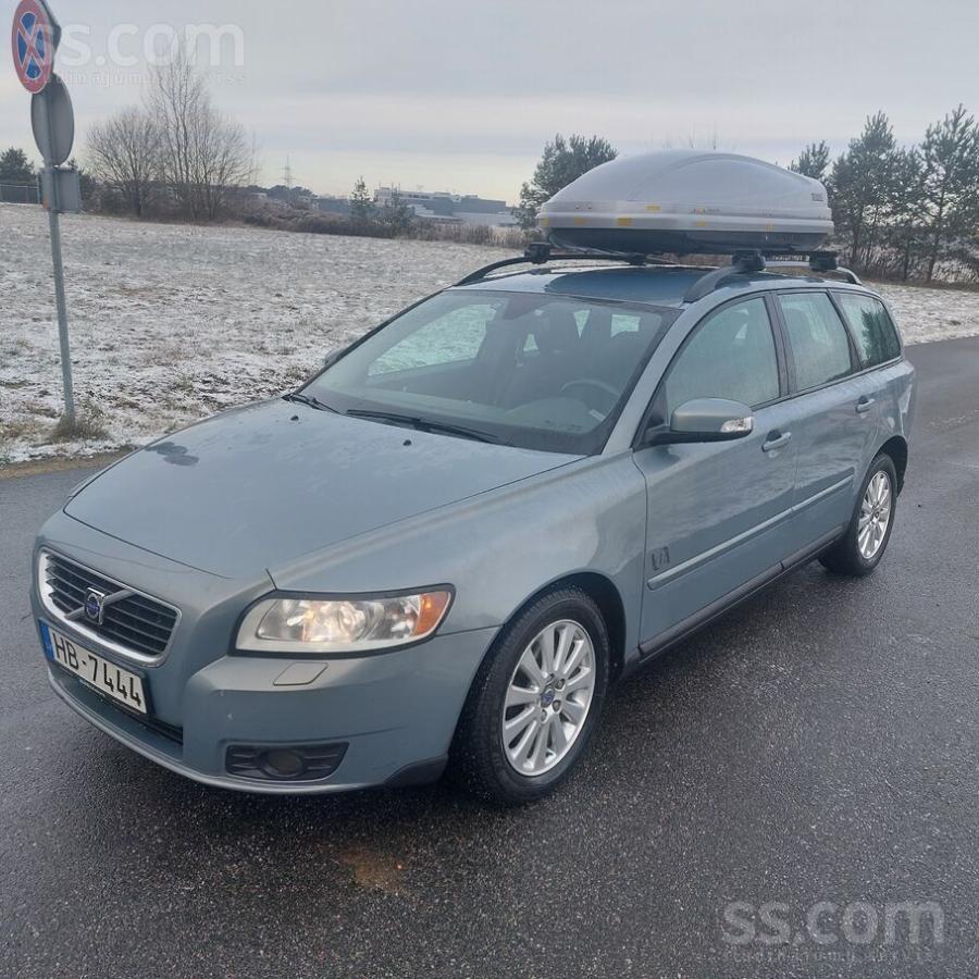 Grey Volvo V50 2008 in Riga, with an engine capacity of 2.00 L and mileage of 475 thousand km for 2450 €, photo 1 on AUTOMOTO.COM.LV