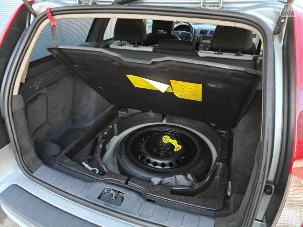 Grey Volvo V50 2008 in Utena, with an engine capacity of 2.00 L and mileage of 284 thousand km for 2900 €, photo 9 on AUTOMOTO.COM.LV