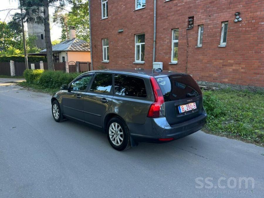 Pelēks Volvo V50 2008 Rīga, ar dzinēja tilpumu 1.60 L un nobraukumu 0 tūkst. km par 1599 €, foto 4 vietnē AUTOMOTO.COM.LV