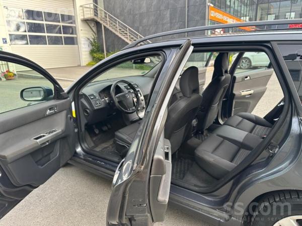 Grey Volvo V50 2008 in Riga, with an engine capacity of 2.00 L and mileage of 298 thousand km for 1990 €, photo 8 on AUTOMOTO.COM.LV
