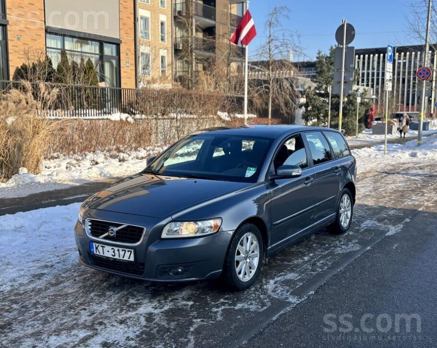 Серый Вольво В50 2008 в Тукумс, объемом двигателя 2.00 л и пробегом 295 тыс. км за 2250 €, фото 1 на AUTOMOTO.COM.LV