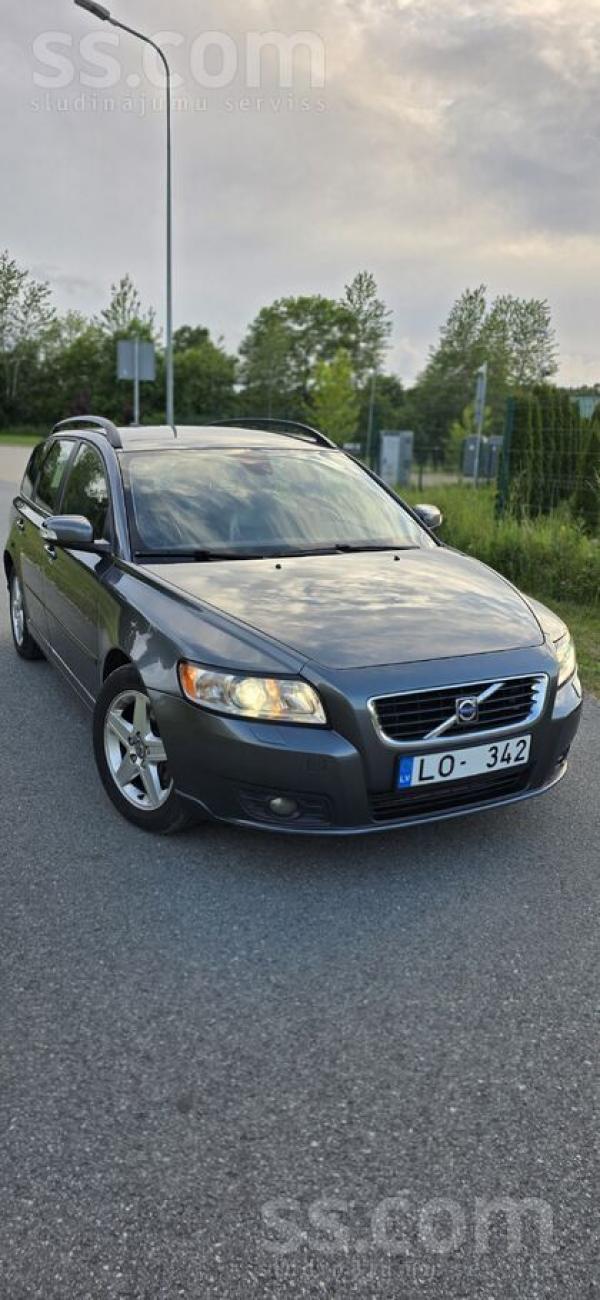 Grey Volvo V50 2008 in Riga, with an engine capacity of 2.40 L and mileage of 299 thousand km for 4350 €, photo 2 on AUTOMOTO.COM.LV