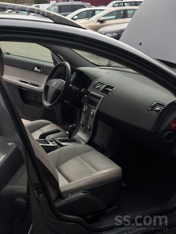 Pelēks Volvo V50 2008 Rīga, ar dzinēja tilpumu 2.40 L un nobraukumu 217 tūkst. km par 4750 €, foto 9 vietnē AUTOMOTO.COM.LV