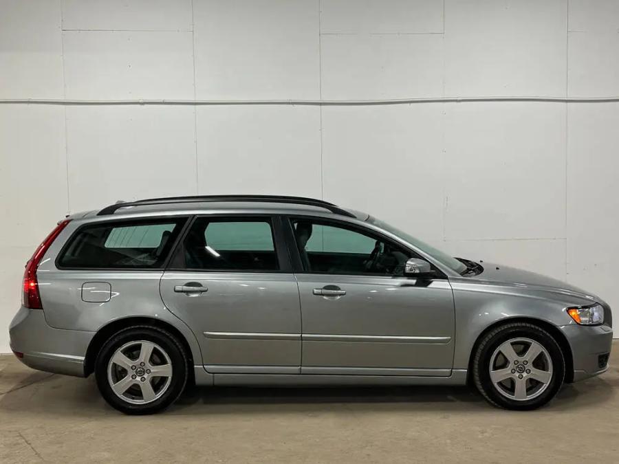 Grey Volvo V50 2008 in Jurmala, with an engine capacity of 2.00 L and mileage of 307 thousand km for 4450 €, photo 8 on AUTOMOTO.COM.LV