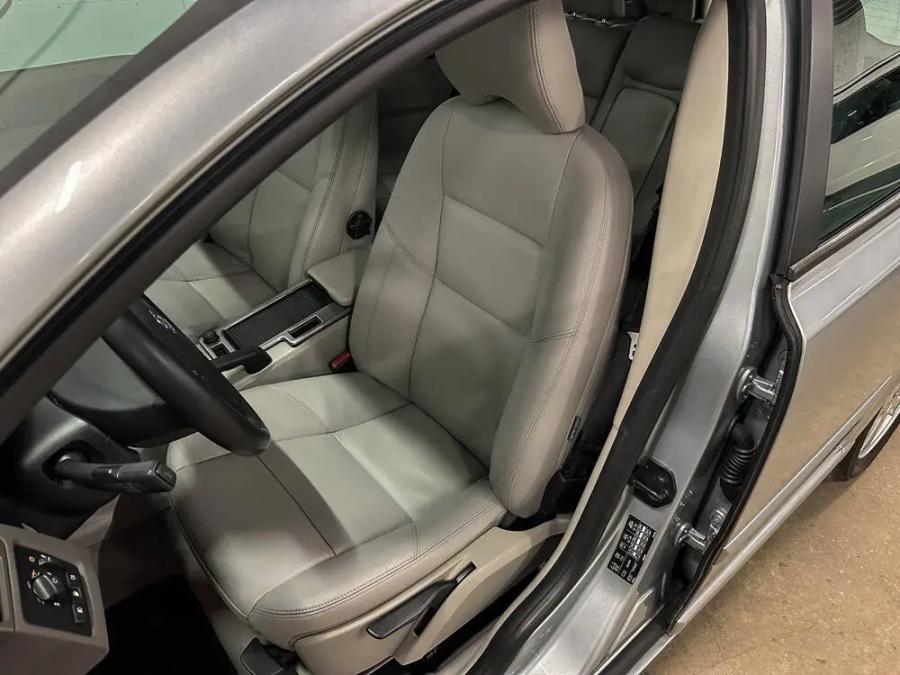 Grey Volvo V50 2008 in Jurmala, with an engine capacity of 2.00 L and mileage of 307 thousand km for 4450 €, photo 17 on AUTOMOTO.COM.LV