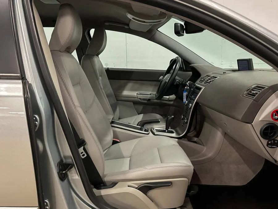 Grey Volvo V50 2008 in Jurmala, with an engine capacity of 2.00 L and mileage of 307 thousand km for 4450 €, photo 19 on AUTOMOTO.COM.LV