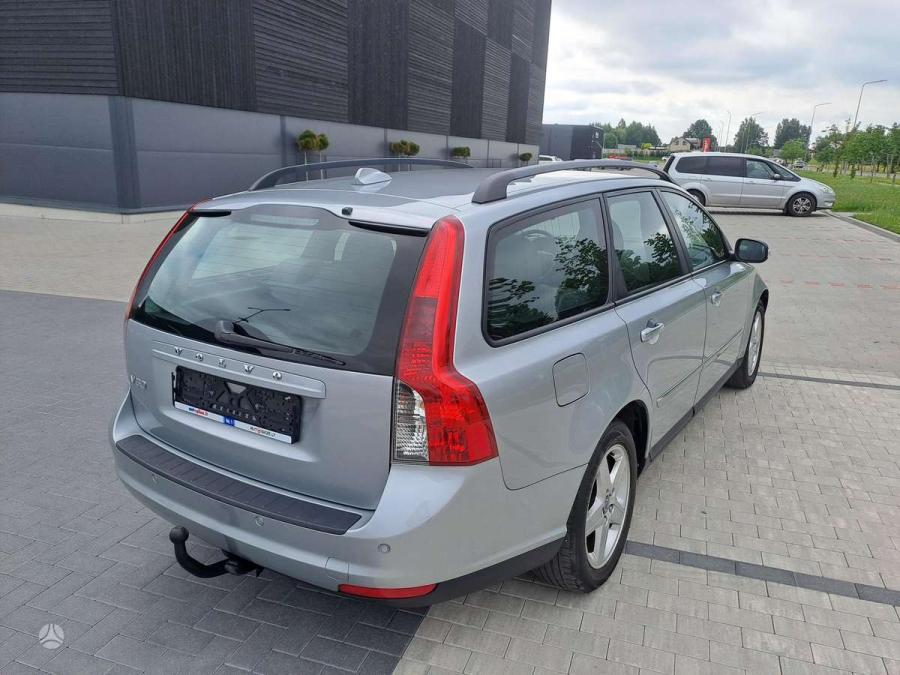 Grey Volvo V50 2008 in Siauliai, with an engine capacity of 1.56 L and mileage of 243 thousand km for 2950 €, photo 8 on AUTOMOTO.COM.LV