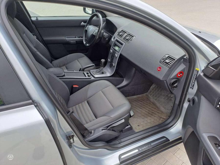 Grey Volvo V50 2008 in Siauliai, with an engine capacity of 1.56 L and mileage of 243 thousand km for 2950 €, photo 11 on AUTOMOTO.COM.LV