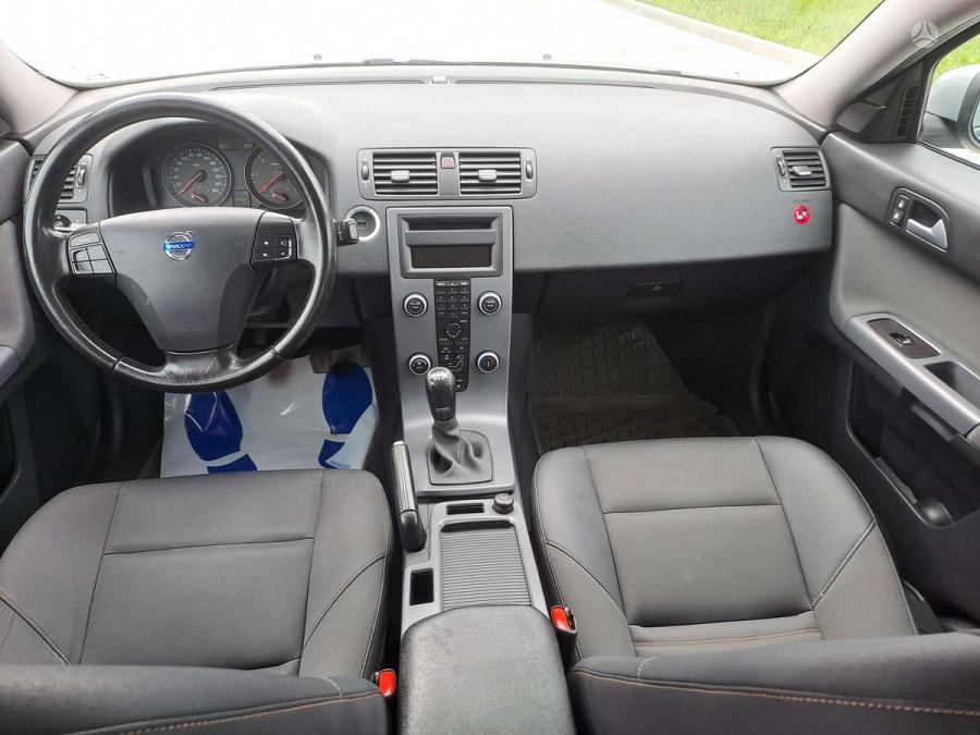 Grey Volvo V50 2008 in Siauliai, with an engine capacity of 1.56 L and mileage of 243 thousand km for 2950 €, photo 12 on AUTOMOTO.COM.LV
