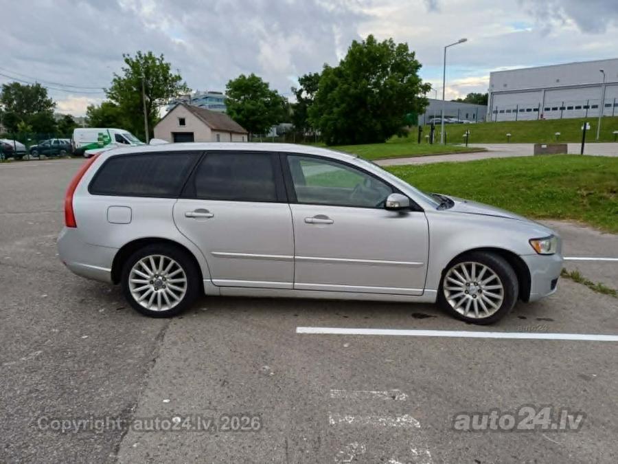 Pelēks Volvo V50 2008 Tallina, ar dzinēja tilpumu 2.00 L un nobraukumu 264 tūkst. km par 2999 €, foto 6 vietnē AUTOMOTO.COM.LV