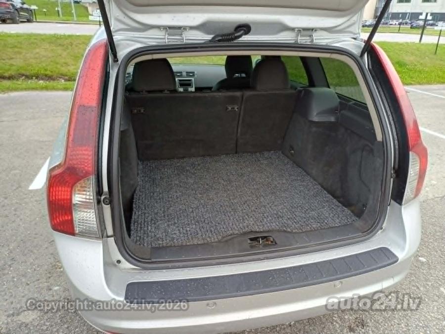 Pelēks Volvo V50 2008 Tallina, ar dzinēja tilpumu 2.00 L un nobraukumu 264 tūkst. km par 2999 €, foto 8 vietnē AUTOMOTO.COM.LV