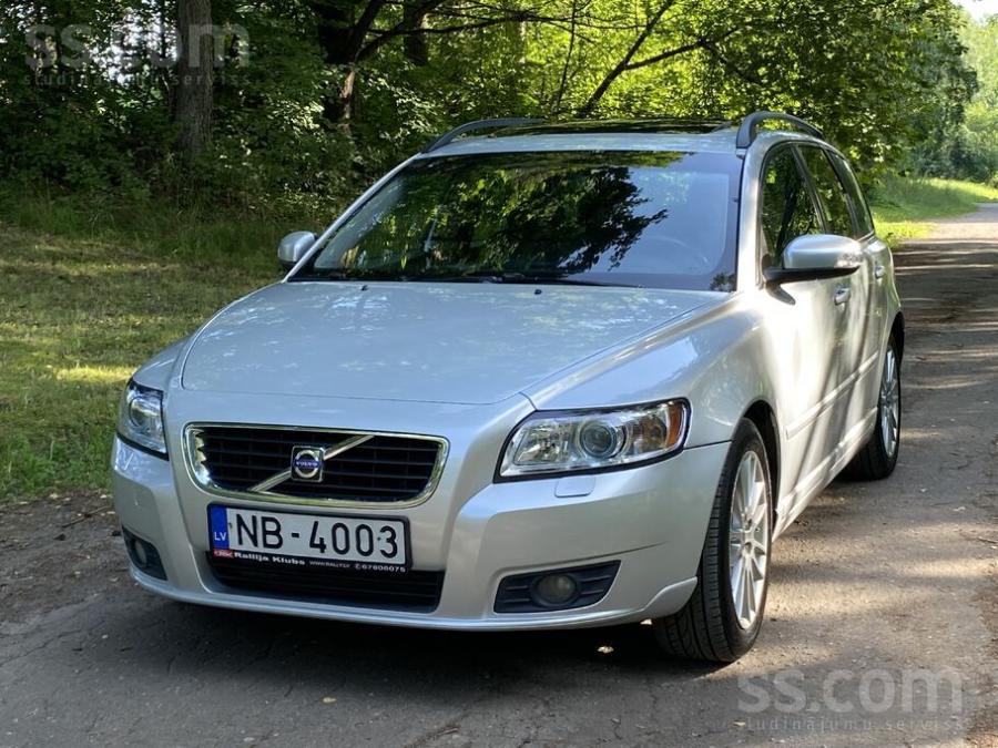 Grey Volvo V50 2008 in Riga, with an engine capacity of 2.40 L and mileage of 335 thousand km for 2950 €, photo 1 on AUTOMOTO.COM.LV