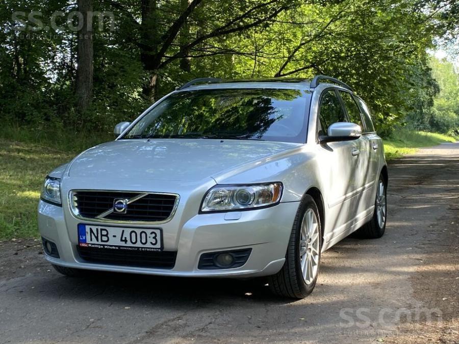 Grey Volvo V50 2008 in Riga, with an engine capacity of 2.40 L and mileage of 335 thousand km for 2950 €, photo 4 on AUTOMOTO.COM.LV