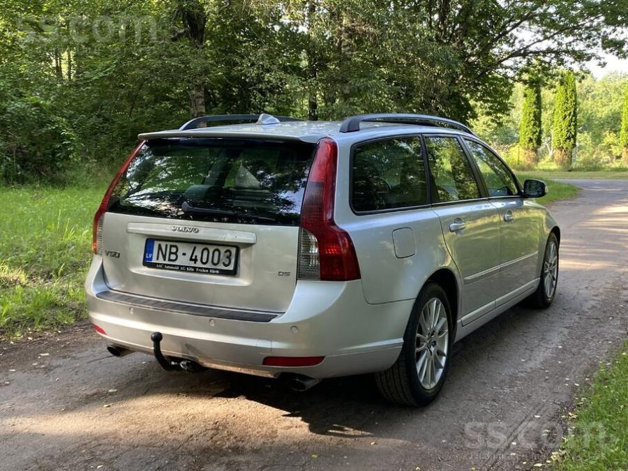 Grey Volvo V50 2008 in Riga, with an engine capacity of 2.40 L and mileage of 335 thousand km for 2950 €, photo 5 on AUTOMOTO.COM.LV