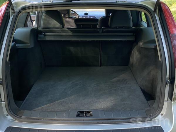 Grey Volvo V50 2008 in Riga, with an engine capacity of 2.40 L and mileage of 335 thousand km for 2950 €, photo 8 on AUTOMOTO.COM.LV