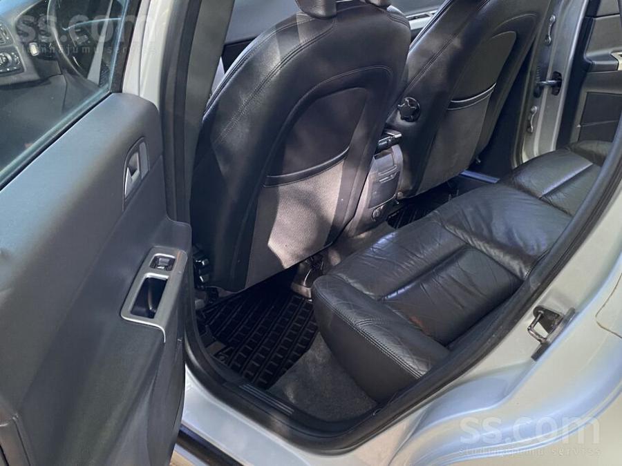 Grey Volvo V50 2008 in Riga, with an engine capacity of 2.40 L and mileage of 335 thousand km for 2950 €, photo 11 on AUTOMOTO.COM.LV