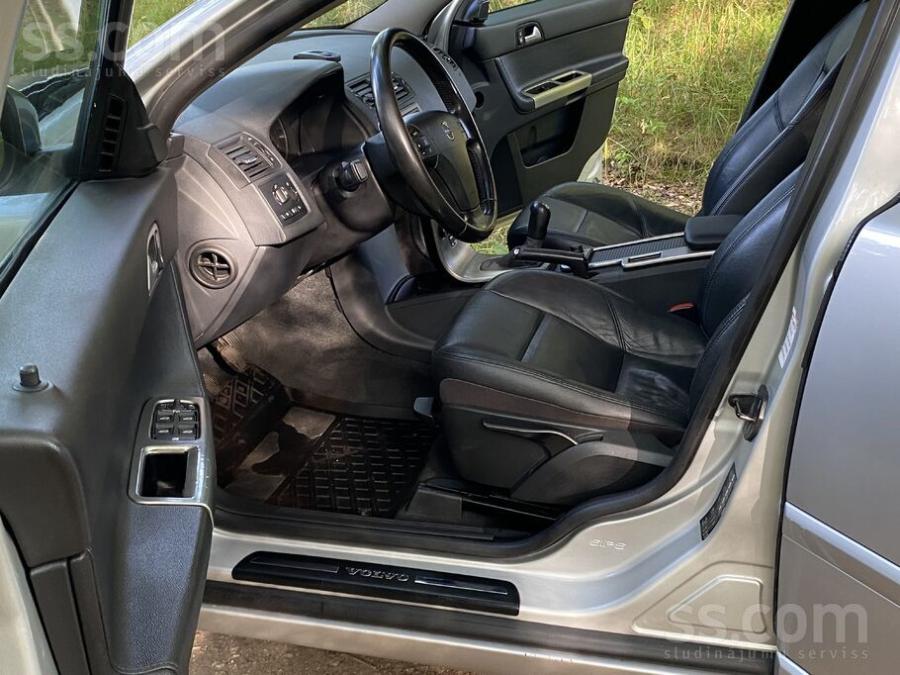Grey Volvo V50 2008 in Riga, with an engine capacity of 2.40 L and mileage of 335 thousand km for 2950 €, photo 12 on AUTOMOTO.COM.LV