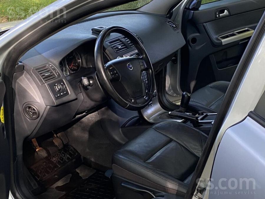 Grey Volvo V50 2008 in Riga, with an engine capacity of 2.40 L and mileage of 335 thousand km for 2950 €, photo 15 on AUTOMOTO.COM.LV