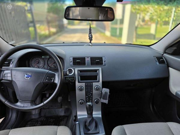 Pelēks Volvo V50 2008 Klaipėda, ar dzinēja tilpumu 2.00 L un nobraukumu 323 tūkst. km par 1500 €, foto 10 vietnē AUTOMOTO.COM.LV