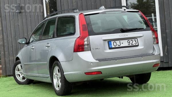 Pelēks Volvo V50 2008 Rīga, ar dzinēja tilpumu 1.60 L un nobraukumu 260 tūkst. km par 2500 €, foto 3 vietnē AUTOMOTO.COM.LV