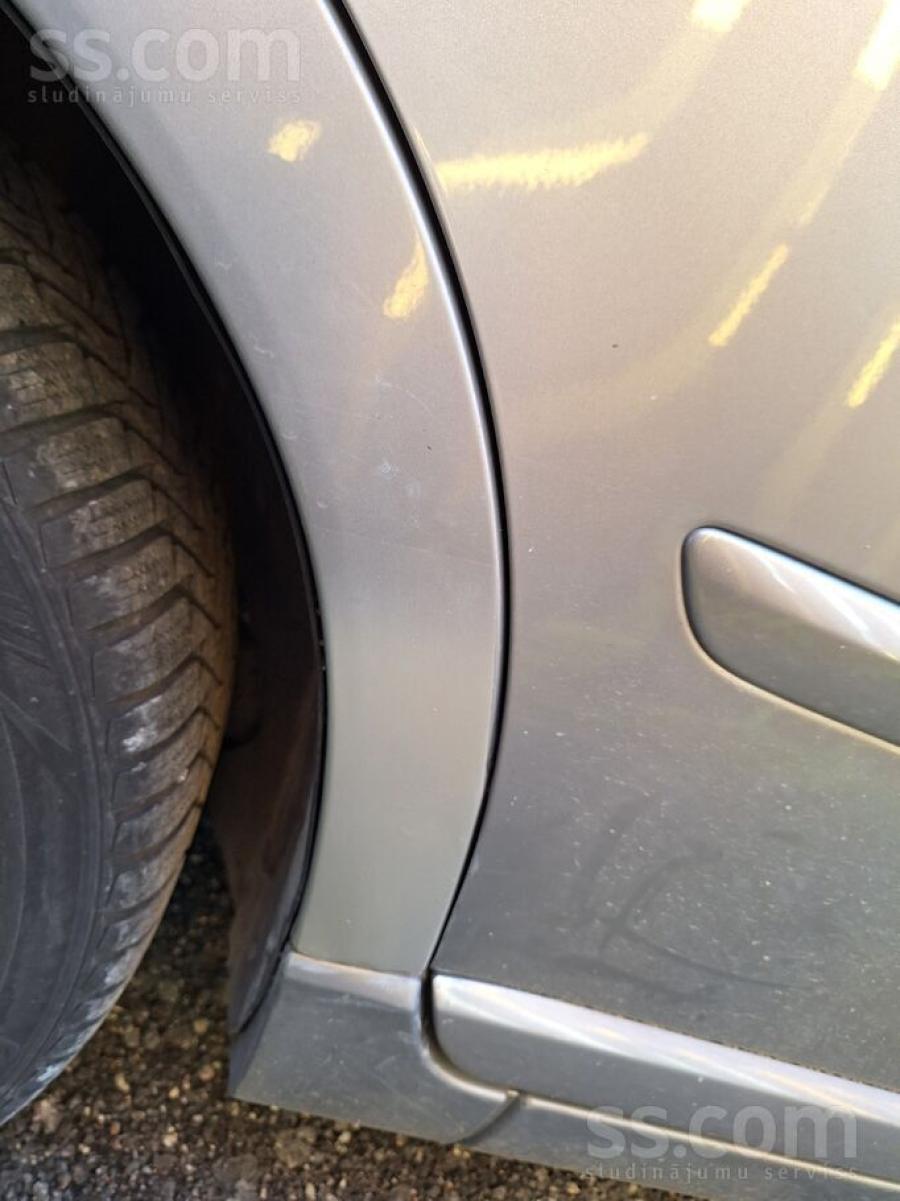 Pelēks Volvo V50 2008 Rīga, ar dzinēja tilpumu 2.40 L un nobraukumu 372 tūkst. km par 3300 €, foto 3 vietnē AUTOMOTO.COM.LV