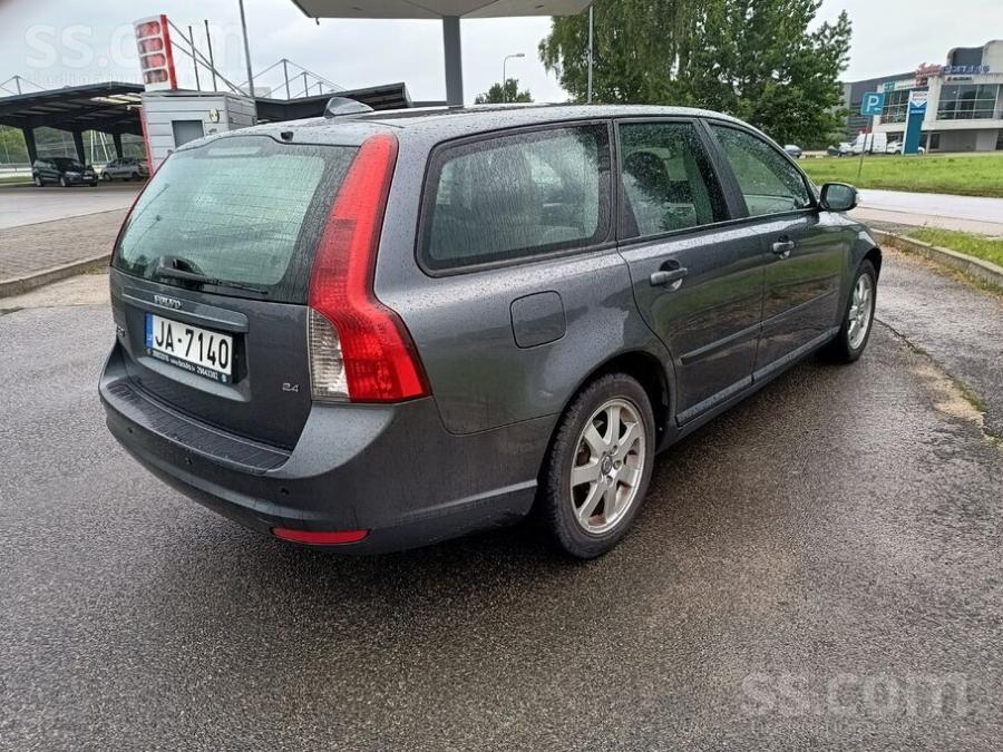 Серый Вольво В50 2008 в Рига, объемом двигателя 2.40 л и пробегом 226 тыс. км за 2900 €, фото 4 на AUTOMOTO.COM.LV