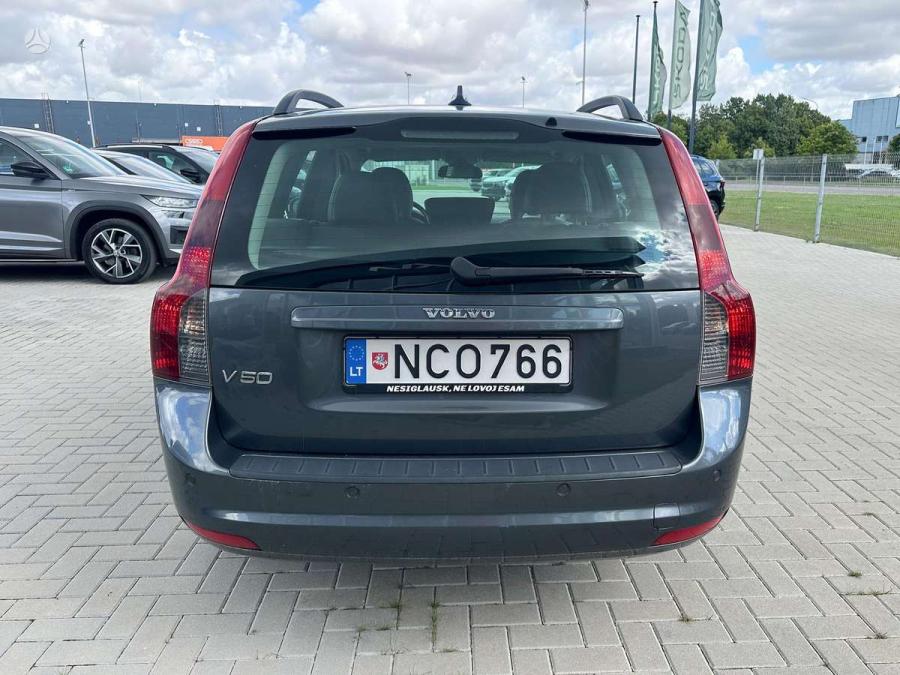 Pelēks Volvo V50 2008 Šauļi, ar dzinēja tilpumu 1.56 L un nobraukumu 244 tūkst. km par 1750 €, foto 6 vietnē AUTOMOTO.COM.LV