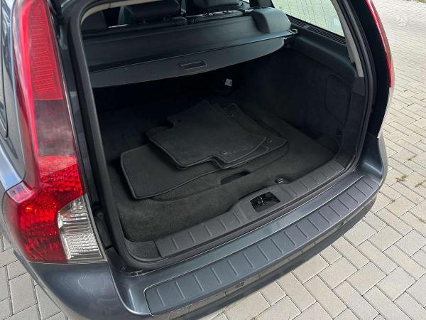 Grey Volvo V50 2008 in Siauliai, with an engine capacity of 1.56 L and mileage of 244 thousand km for 1750 €, photo 7 on AUTOMOTO.COM.LV