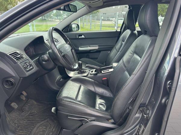 Grey Volvo V50 2008 in Siauliai, with an engine capacity of 1.56 L and mileage of 244 thousand km for 1750 €, photo 10 on AUTOMOTO.COM.LV